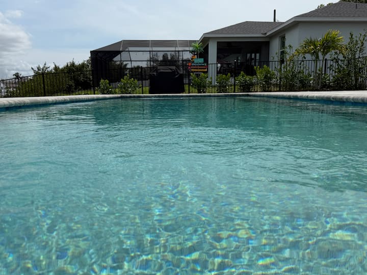 Waterfront Escape 4 Bedroom 2 Bath Private Pool - Punta Gorda, FL