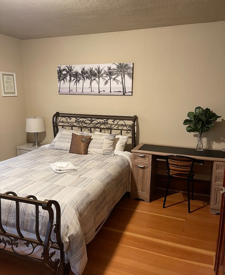 Spacious Room In Stylish Home - Salem, OR