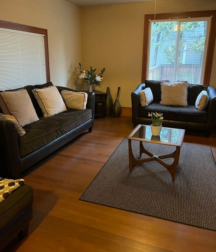 Spacious Room With Workstation - Salem, OR