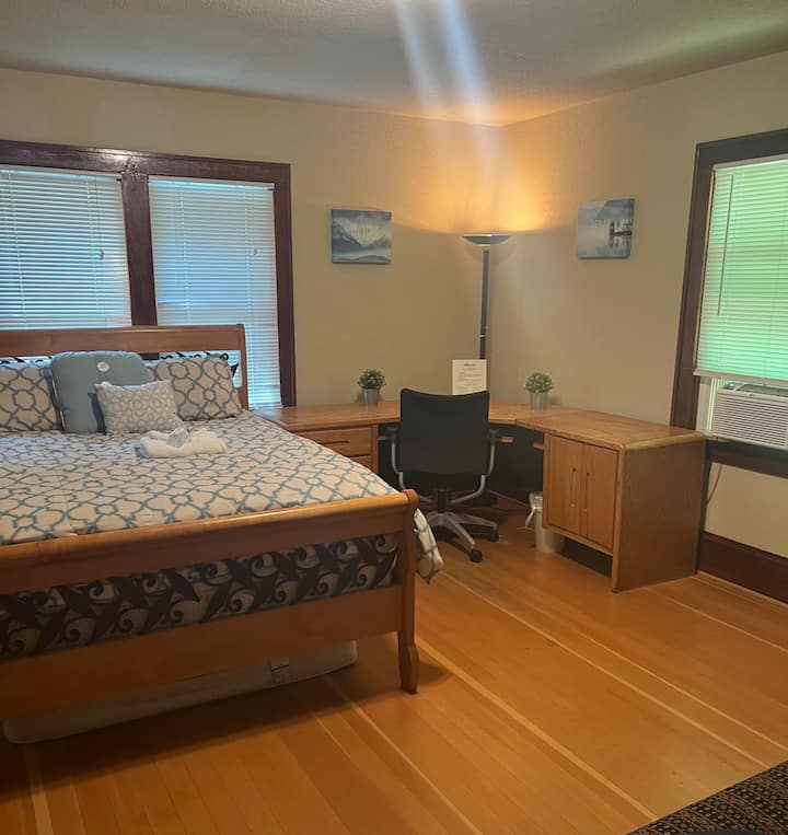 Spacious Room With Workstation - Salem, OR