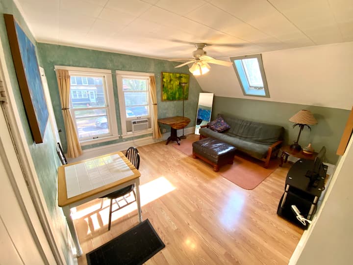 Quiet, 1 Bedroom Flat Near Lake And Willy St - Madison, WI