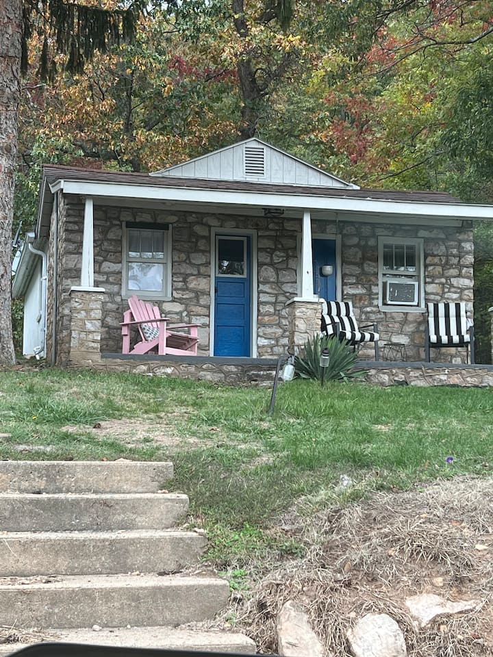 Dan’s Rustic Cottage - Stanley, VA