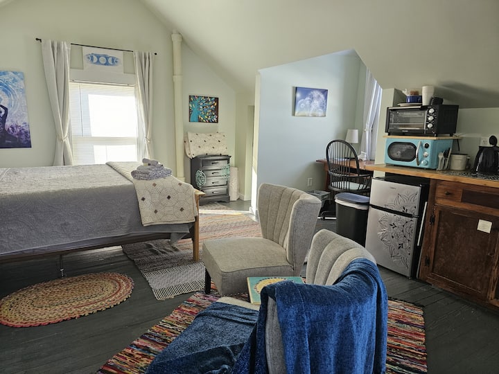 Private & Zen 3rd Floor Studio, Near Hospitals - Rochester, NY