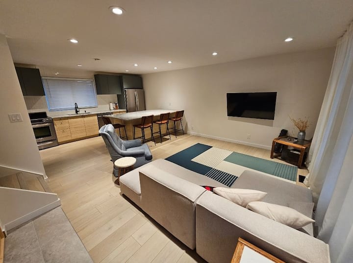 Newly Renovated Cozy & Clean 2br Modern Oasis! - Windsor