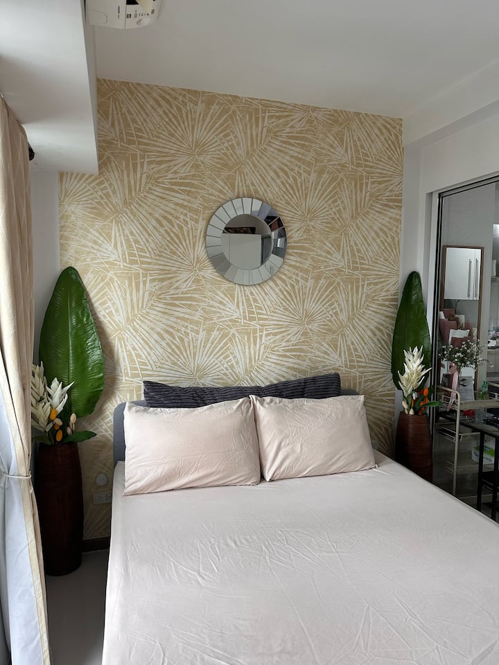 23rd Floor Modern 1br Dettifoss Facing  Rockwell - Taguig