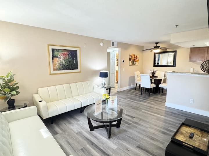 2br Condo Balcony Pool Gym Near Strip - Las Vegas, NV
