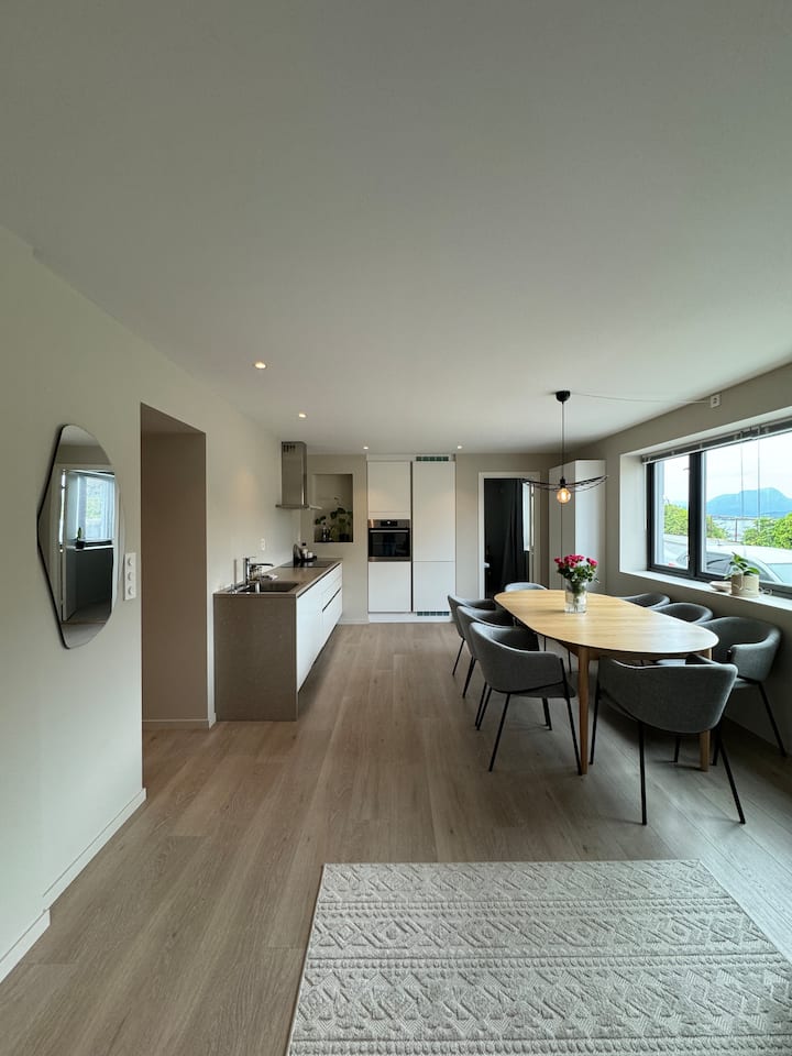 Quiet Aparment In City Center - 알레순트