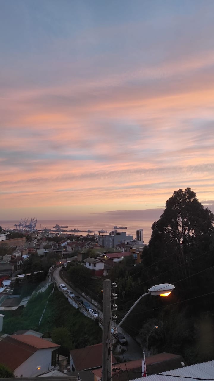 Casa Pequeña, Vista A La Bahía De Valparaíso - Valparaíso, Chile