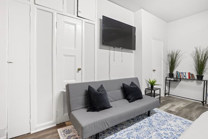 2 Separate Studios, 1 Private Bath, Chelsea Nyc - New York City