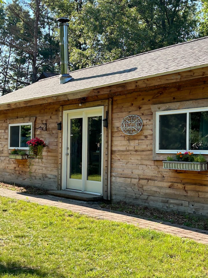 Cuddle Up In This Cozy Cabin - Pentwater, MI