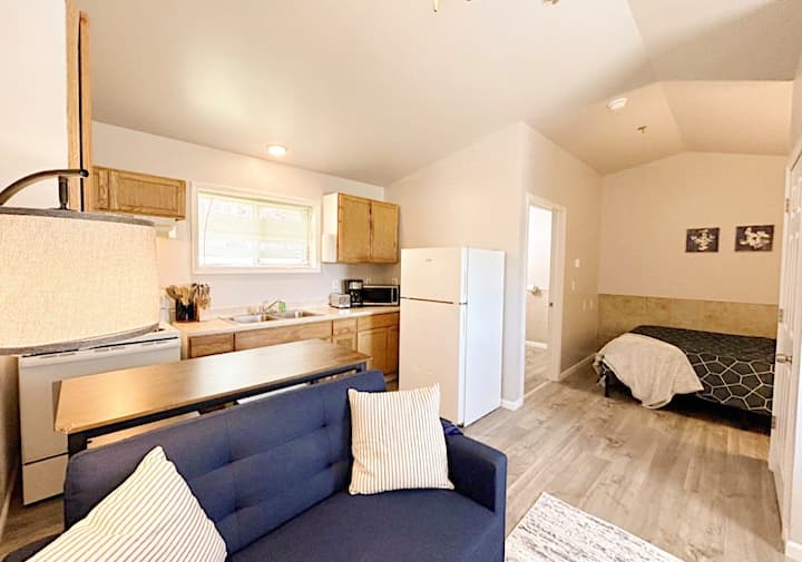 Downtown Studio , Steps To Mackinac Ferries & Wifi - St. Ignace, MI