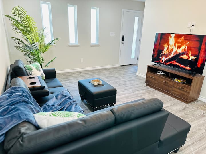 Stylish & Spacious Duplex |Free Parking|fast Wi-fi - Brownsville, TX