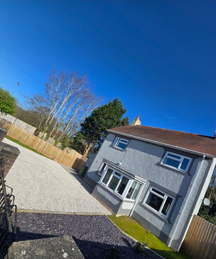 3 Bed Detached House & Hot Tub - Llangollen