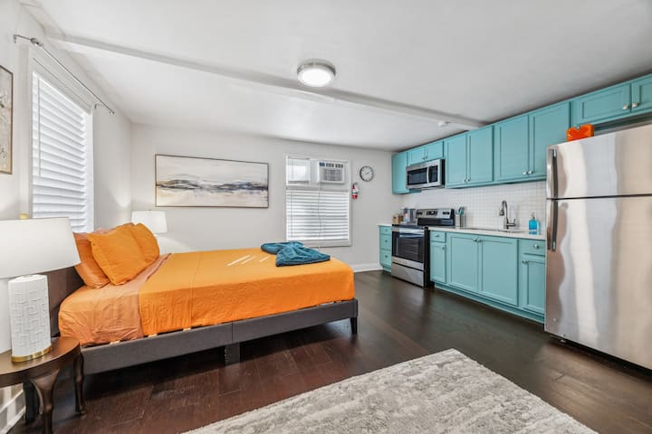 Stylish Montrose Studio - Houston, TX