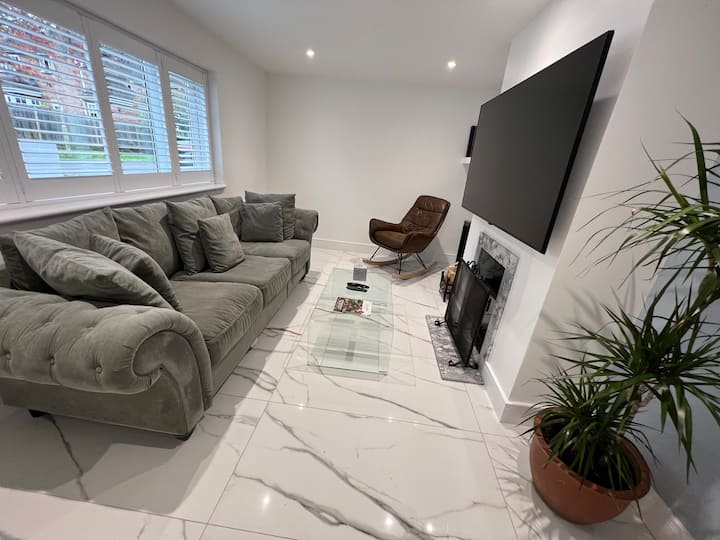 3 Bed House With Sky & Parking - Farnham