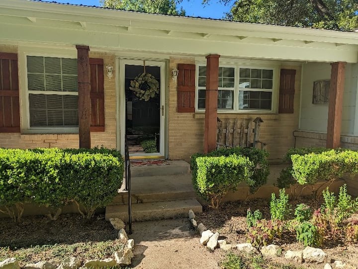 Speegle Retreat - Classic Charm In Taylor's Heart - Taylor, TX