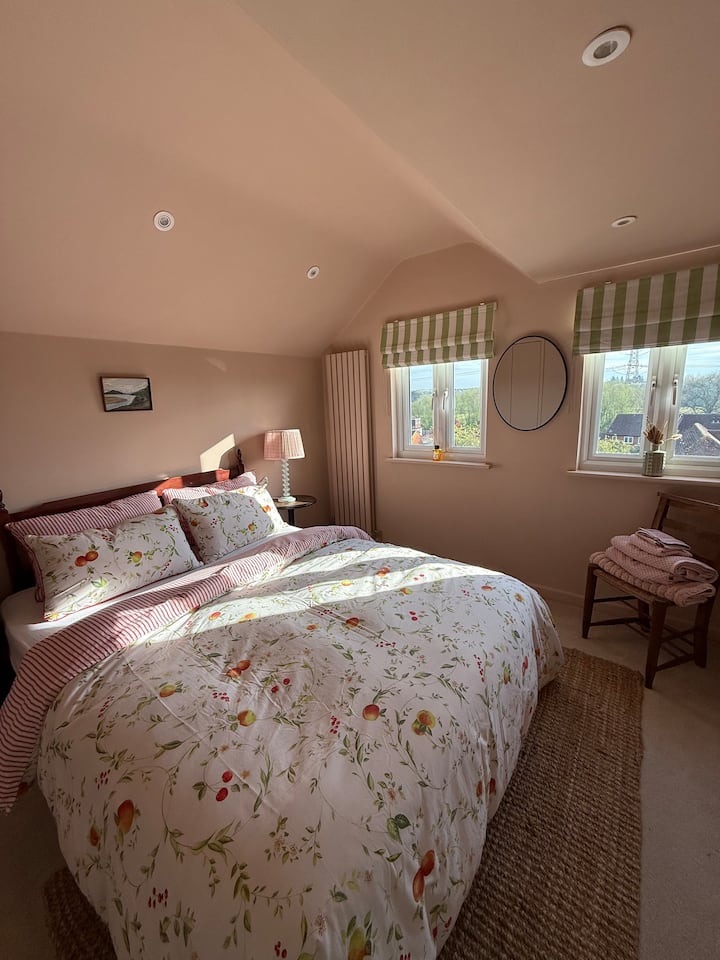King-size Bed & Private Bathroom - Oxford