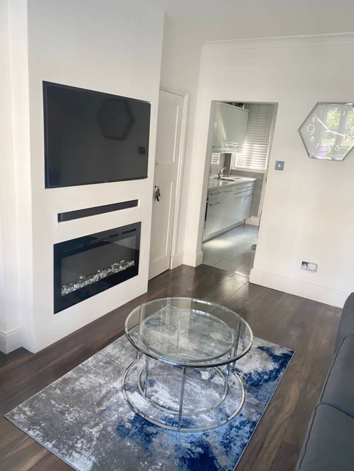 Plush 2 Bedroom Apt In Battersea - Chelsea