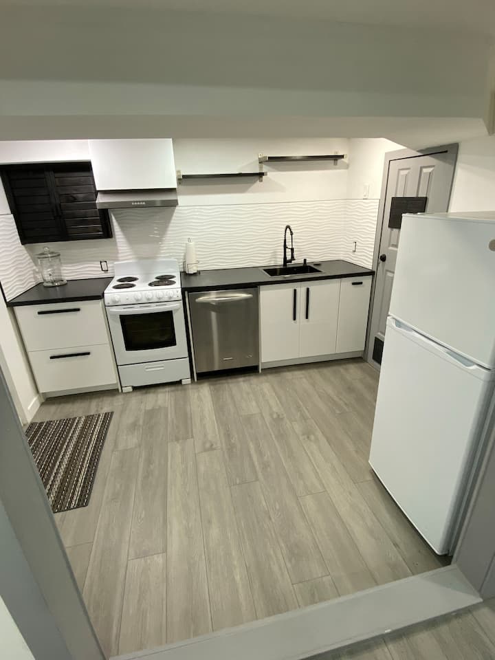 Modern Private Suite • Full Kitchen • Rain Shower - Brampton