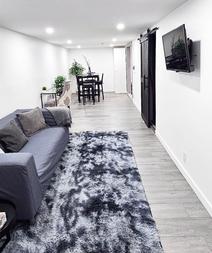 Private Entrance • 8 Min Yyz • Parking • Sleeps 4 - Brampton