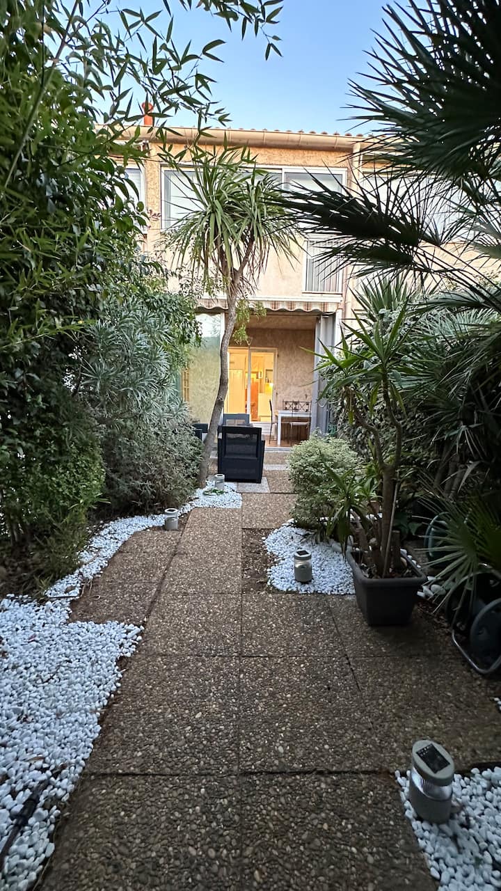 Studio Coin Nuit Fermé 4 Personnes Avec Jardin - Sanary-sur-Mer