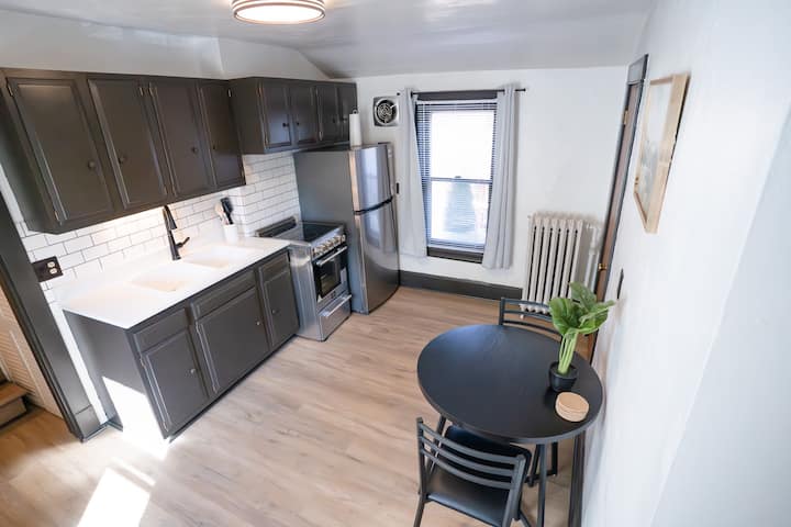 Remodeled, Cozy Apt Near Lake - Madison, WI