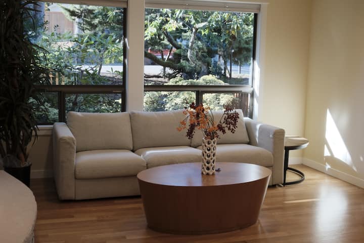 6226 Room E - Bellevue, WA
