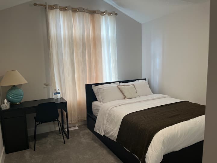 Large Comfy Bed + Workstation In Serene New Home - Kanata