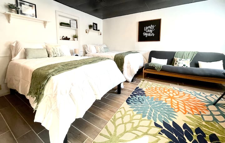 Harbor Hideaway Cottage 2qb/futon/hall Priv-bath - Stillwater, OK