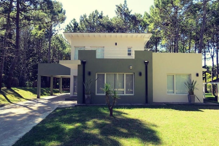 Pinamar Norte - Aeropuerto Buenos Aires Ezeiza (EZE)