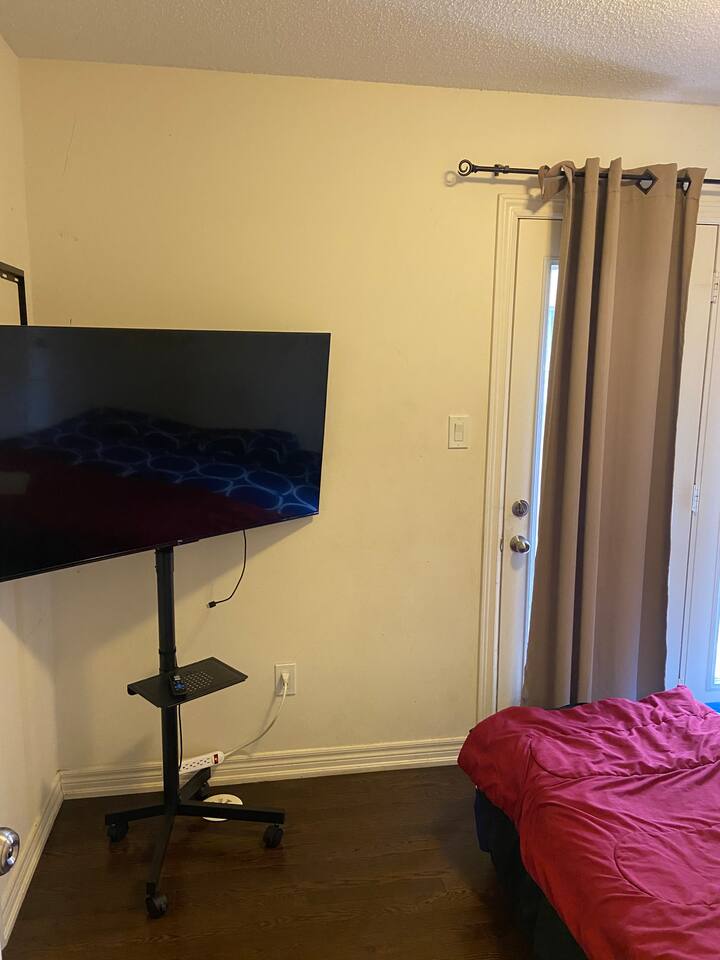Comfortable Room & Private Washroom, Free Parking - Mississauga