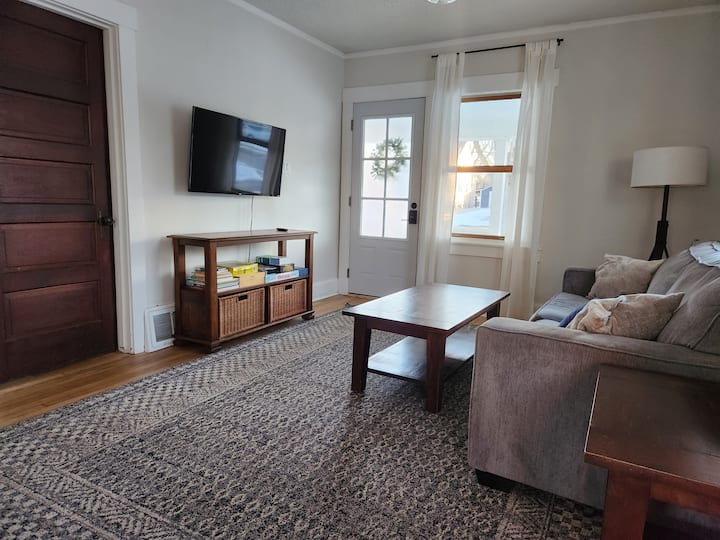 Joshua's Northland Bungalow - Drake University, Des Moines