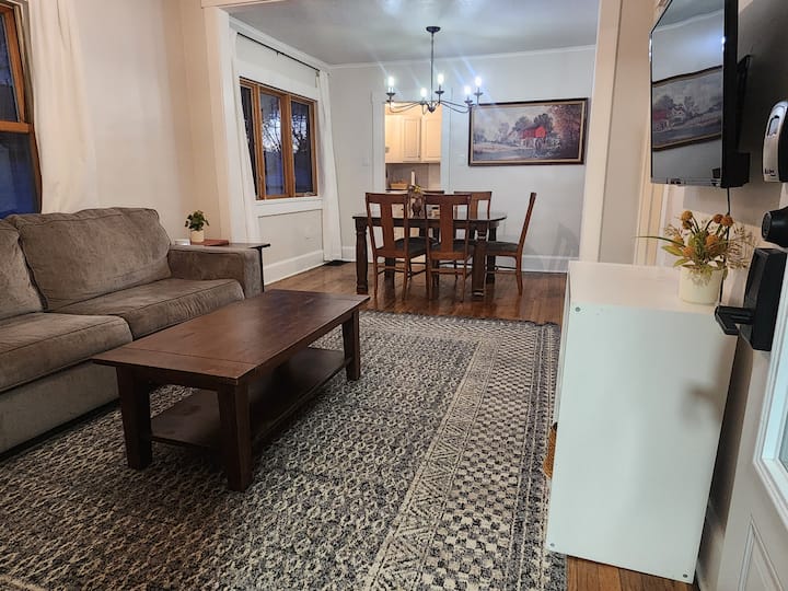 Joshua's Northland Bungalow - Des Moines, IA