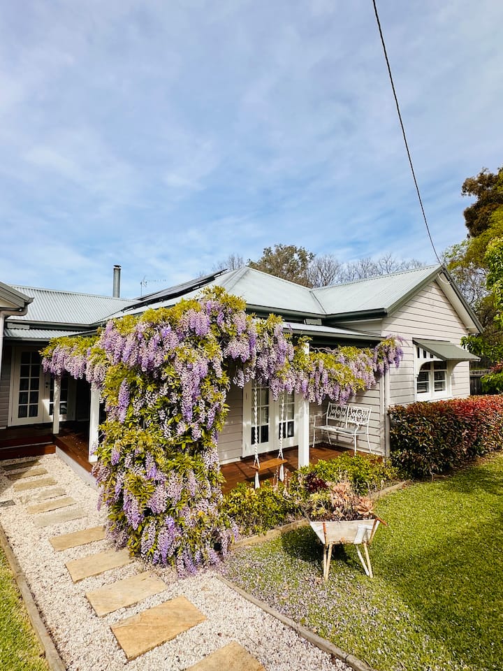 Charming Country Cottage - Camden