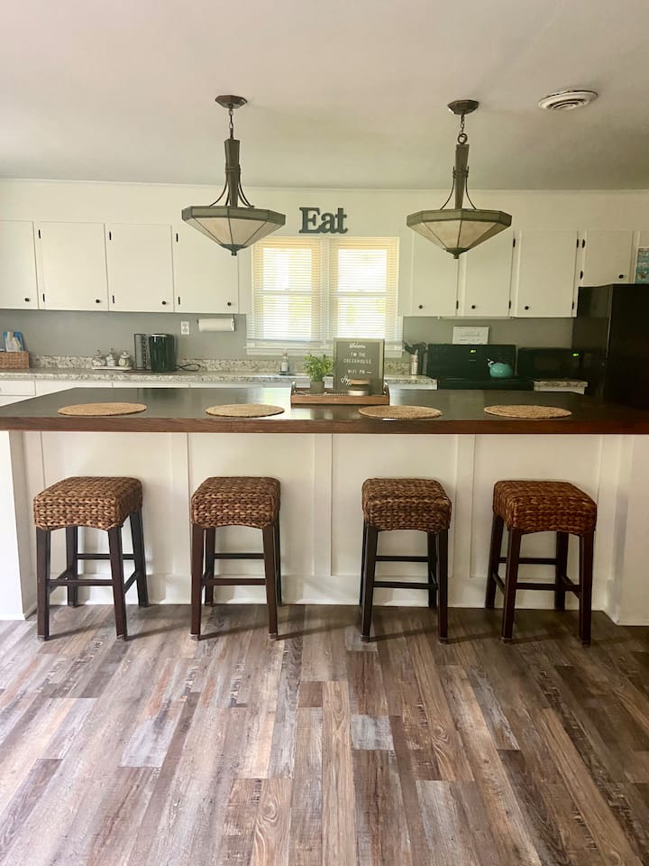 The Creekhouse -
5 Miles To Downtown Spartanburg - Spartanburg, SC