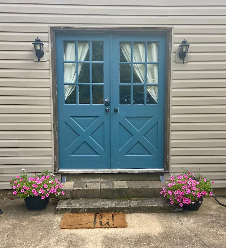 The Creekhouse -
5 Miles To Downtown Spartanburg - Lake Craig, SC