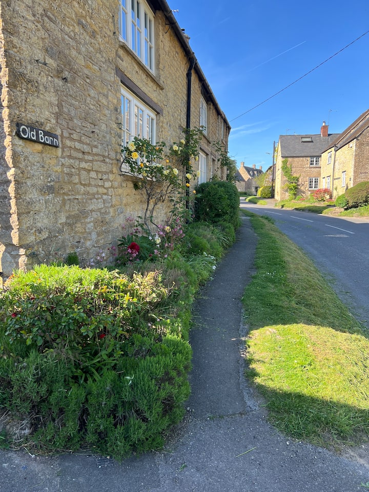 Charming Cotswold Cottage - 