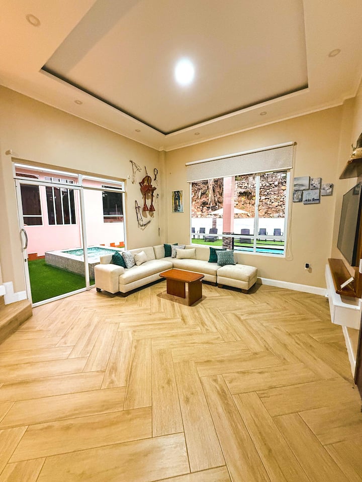 Casa Exclusiva Con Piscina Privada En Cariamanga. - Cariamanga