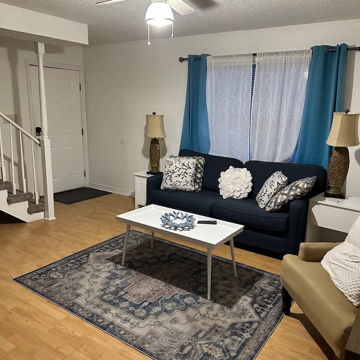 Cozy Condo On Cadillac 3 Bedroom Plus Sofa Bed - 니스빌