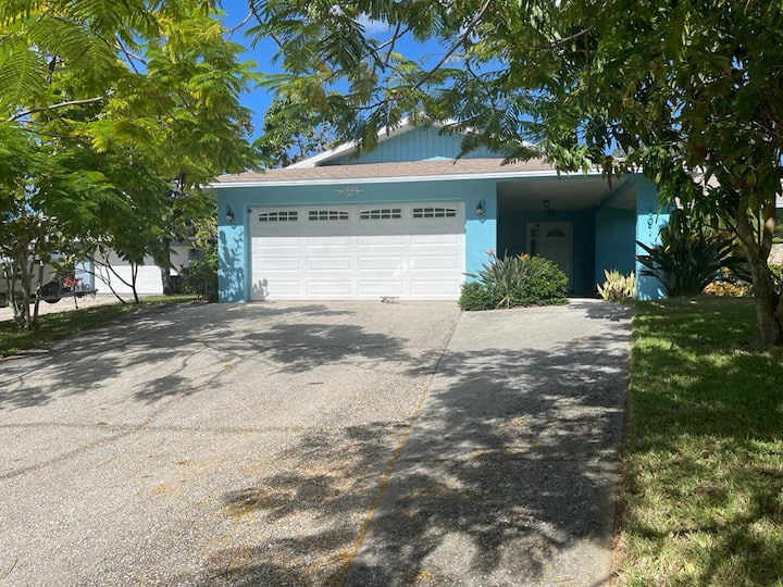 Beautiful Beach Getaway In Tarpon Springs - Tarpon Springs, FL