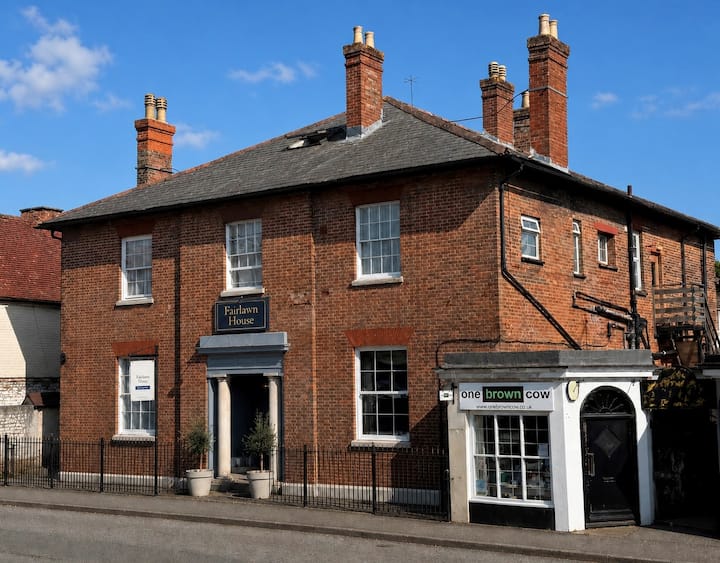 Georgian Townhouse | Chef Included | 14 Ensuites - Amesbury