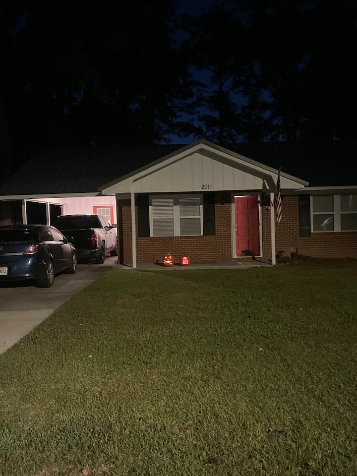 Cozy Brick House With Big Yard - Hinesville, GA