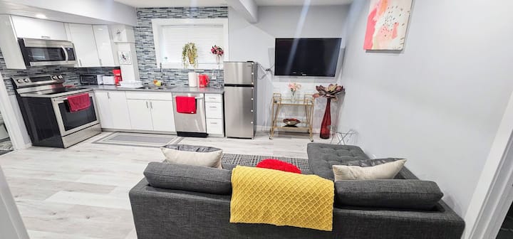Cozy Home By Yeg Airport. - 리덕