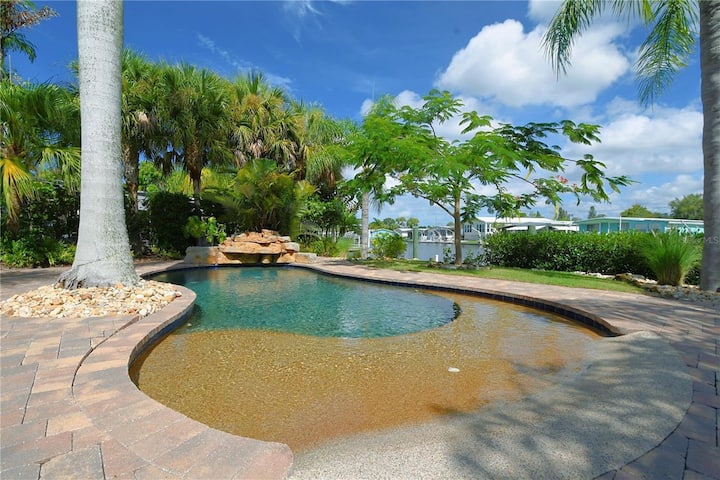 Waterfront Pool Home With Dock - Dunedin