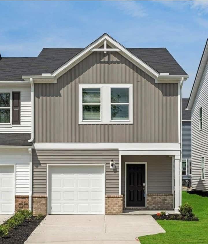 Stayfeels Home | Cozy Townhouse Near Airport. - Greer, SC