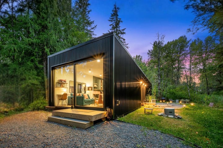 Luxury Forest Home | Open & Airy | 1min To Trails - British Columbia