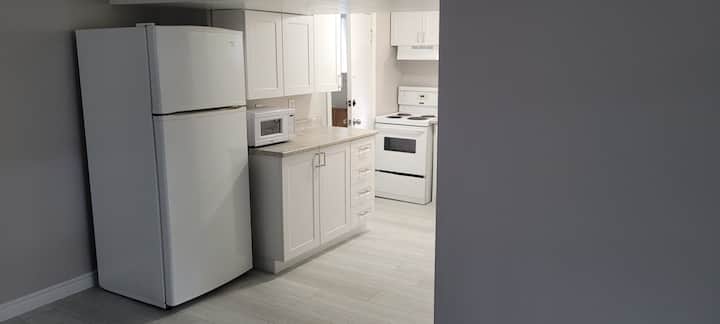 Bachelor Apartment In The Basement Of A Bungalo - Kingston