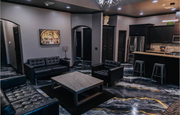 Beautiful 3 Bedroom House/ Pool Table/ Jacuzzi - Oklahoma City
