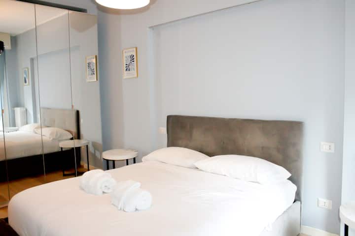 Bright Terrace Near The Duomo Di Milano - Milan