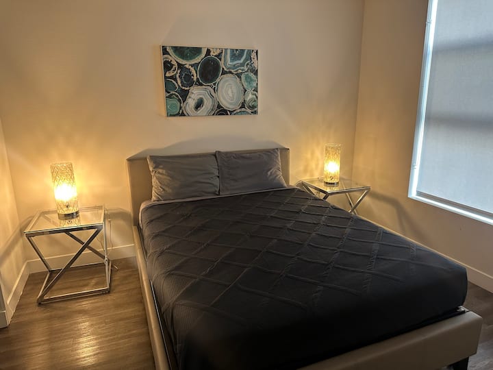 Hollywood Haven 2bd 2ba+ Parking - Los Angeles, CA
